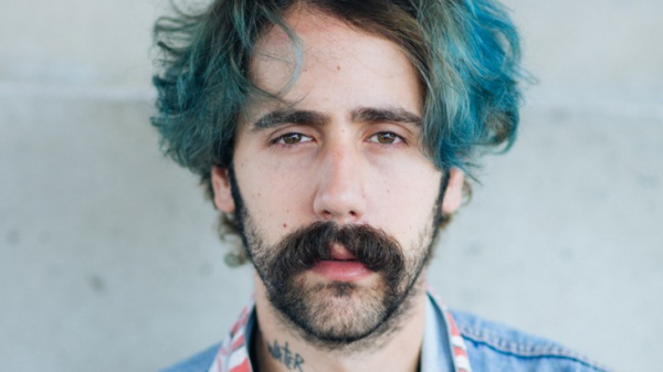 Cabelo azul masculino: significado para um homem que pintou