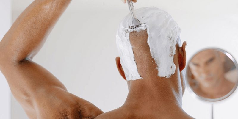 Como raspar a cabeça em casa com lâmina e máquina | Tutorial