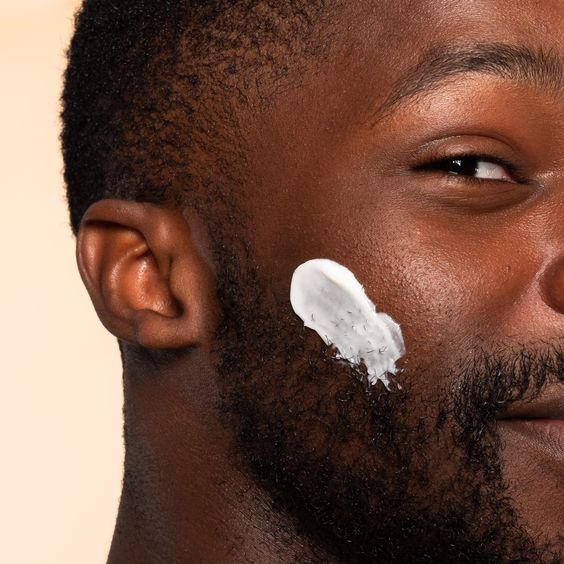 Protetor solar para o rosto masculino: Blindando sua pele contra o sol ...